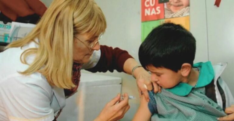 Vacuna de ingreso escolar 2026: lo que deben saber los papás sobre el CIS